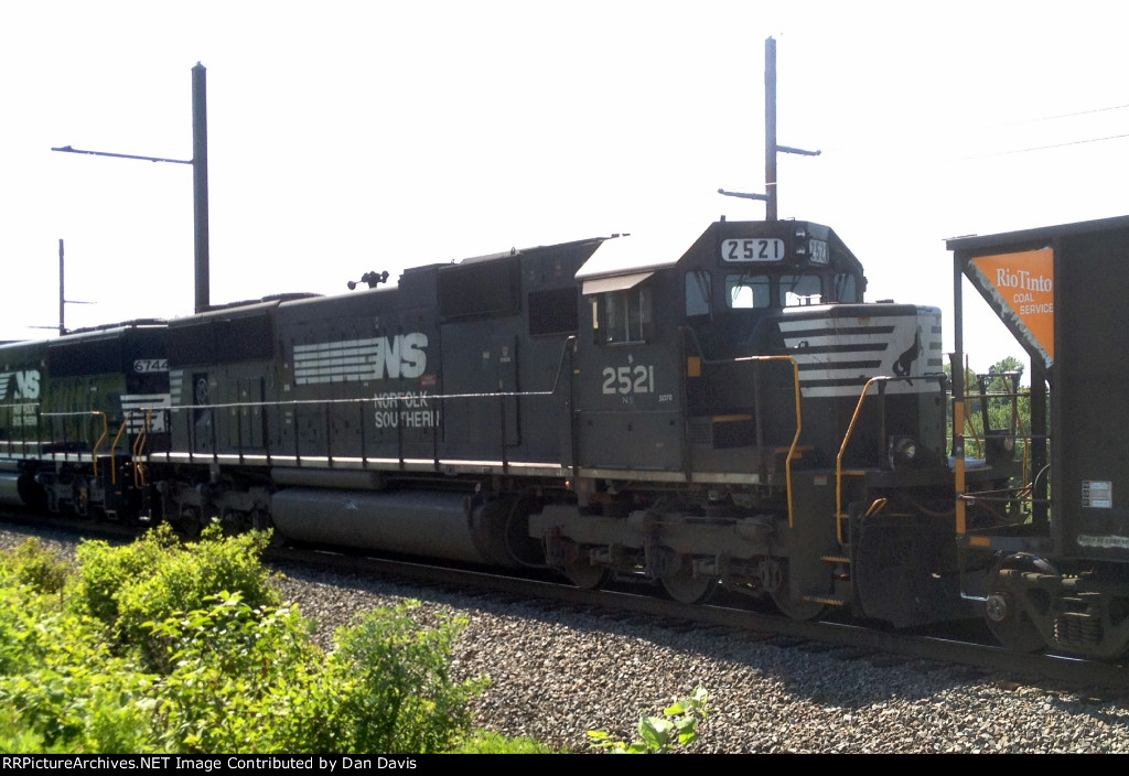 NS SD70 2521 trails on 521